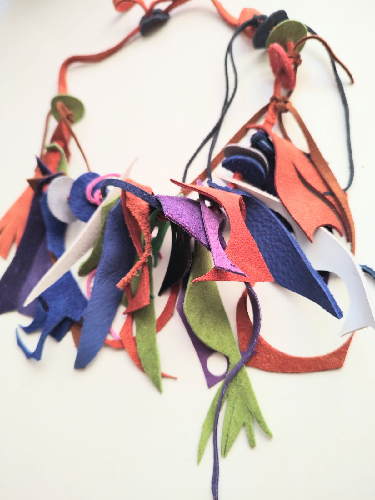 Colectie noua | Colier asimetric multicolor realizat din piele naturală